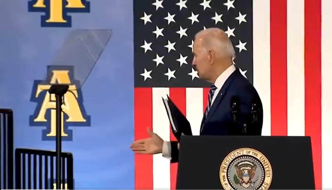 Χειραψία... στο κενό από τον Μπάιντεν μετά την ολοκλήρωση ομιλίας του ...