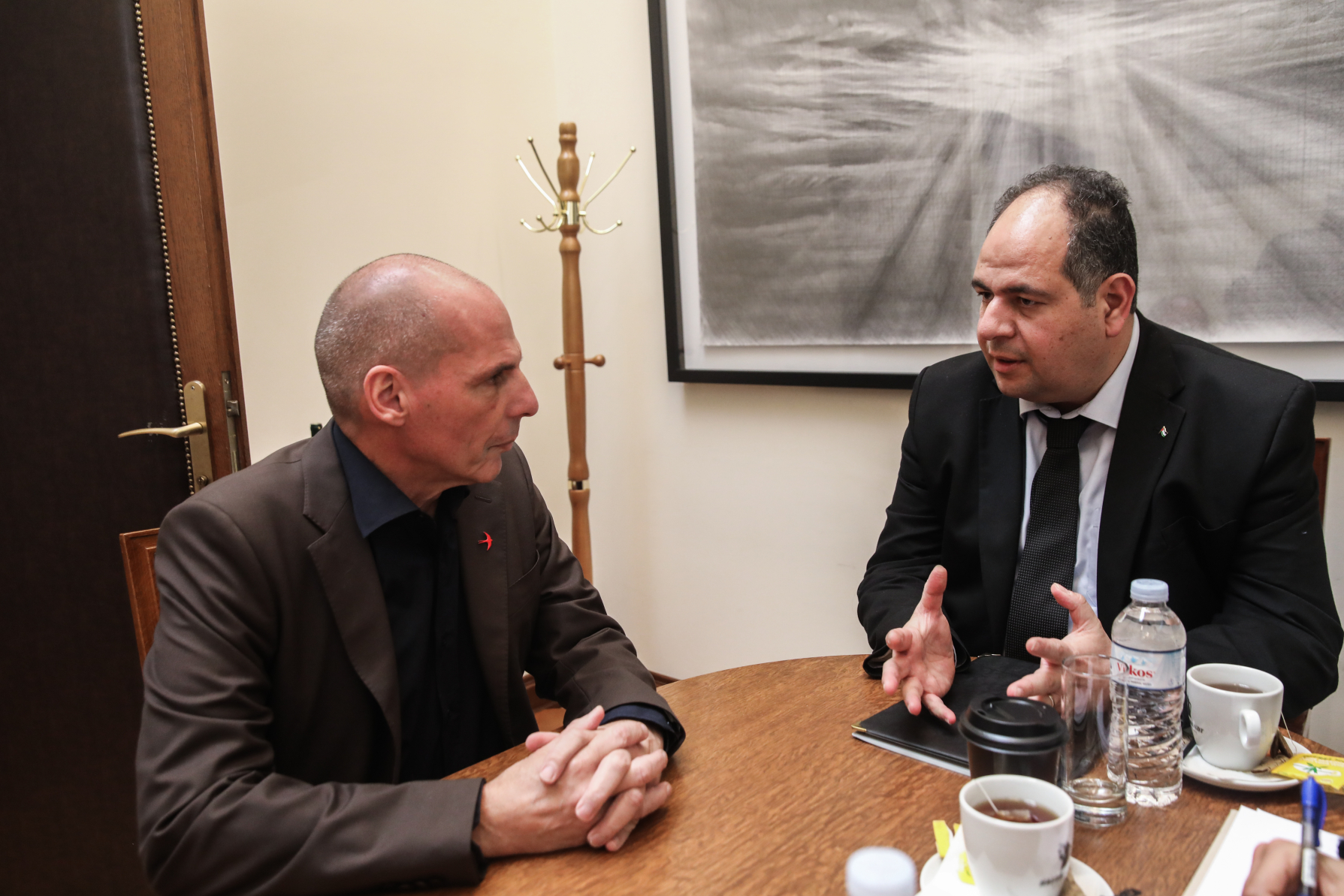 Συνάντηση του Γιάνη Βαρουφάκη με τον Πρέσβη της Παλαιστίνης - The Press ...