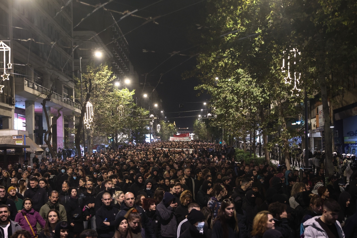 Χιλιάδες στην πορεία για τα 17 χρόνια από τη δολοφονία του Αλέξανδρου ...